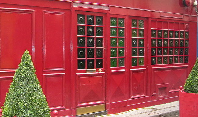 Check out these party goers raving the night away at Paris’ Castel Club ...